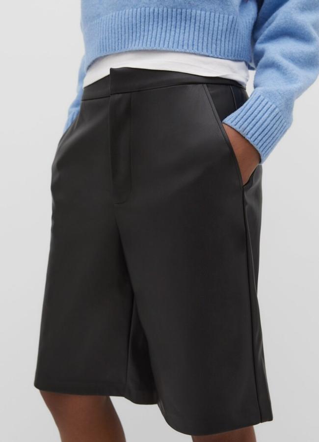 Bermudas de piel que las famosas llevan a diario con medias de colores ...