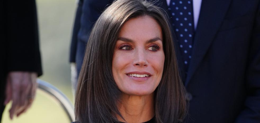 La reina Letizia, cómoca y elegante con mocasines con plataforma | Mujerhoy