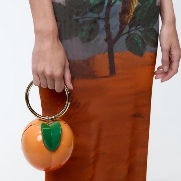 Los bolsos virales de Zara con forma de flor y frutas que tienes que ...