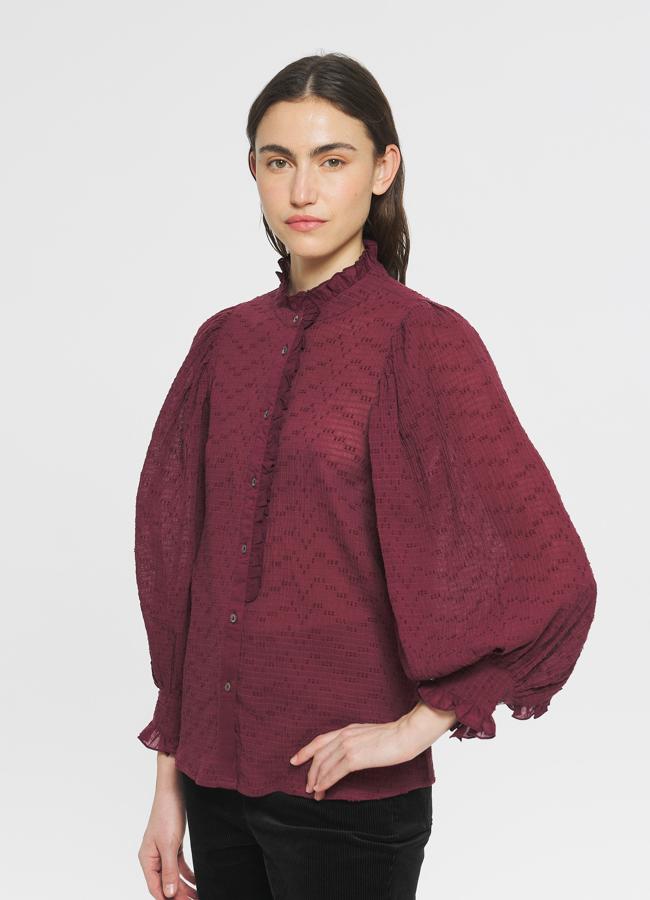 10 prendas para unirte a la tendencia del cherry red este otoño | Mujerhoy