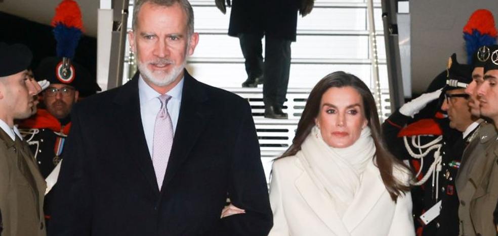 Letizia sorprende en su llegada a Italia con un impoluto look blanco y ...
