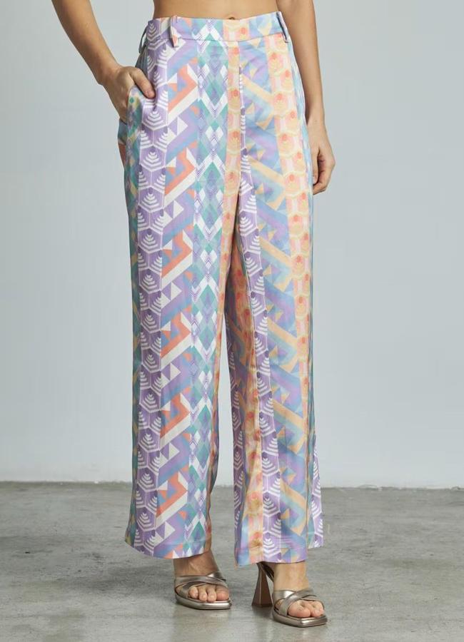 Los pantalones estampados que más favorecen a partir de los 50 | Mujerhoy