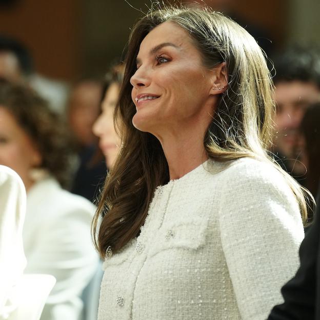 La reina Letizia estrena la chaqueta de Maje perfecta para entretiempo | Mujerhoy